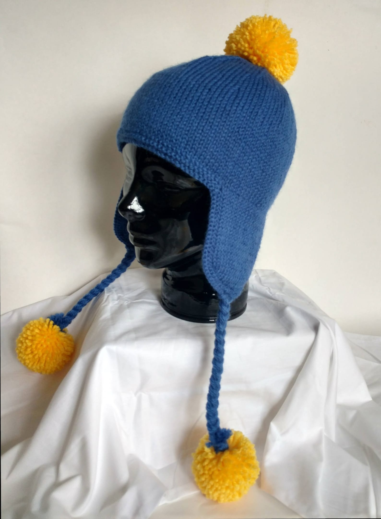 Craig Tucker Earflap Hat con trenzas y pom-poms - Etsy México