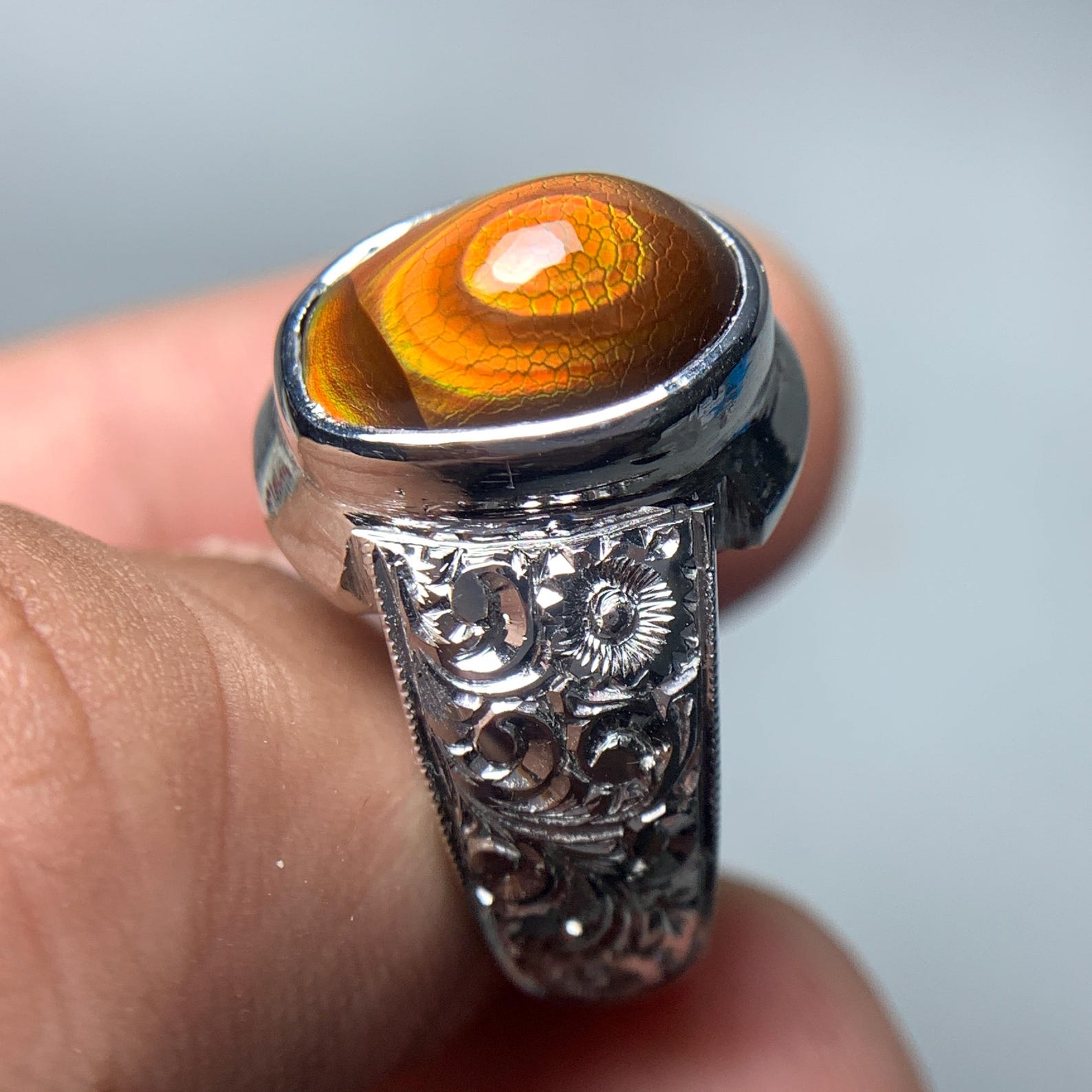 Anillo de ágata de fuego con ojo de buey y patrón agrietado, grabado en ...