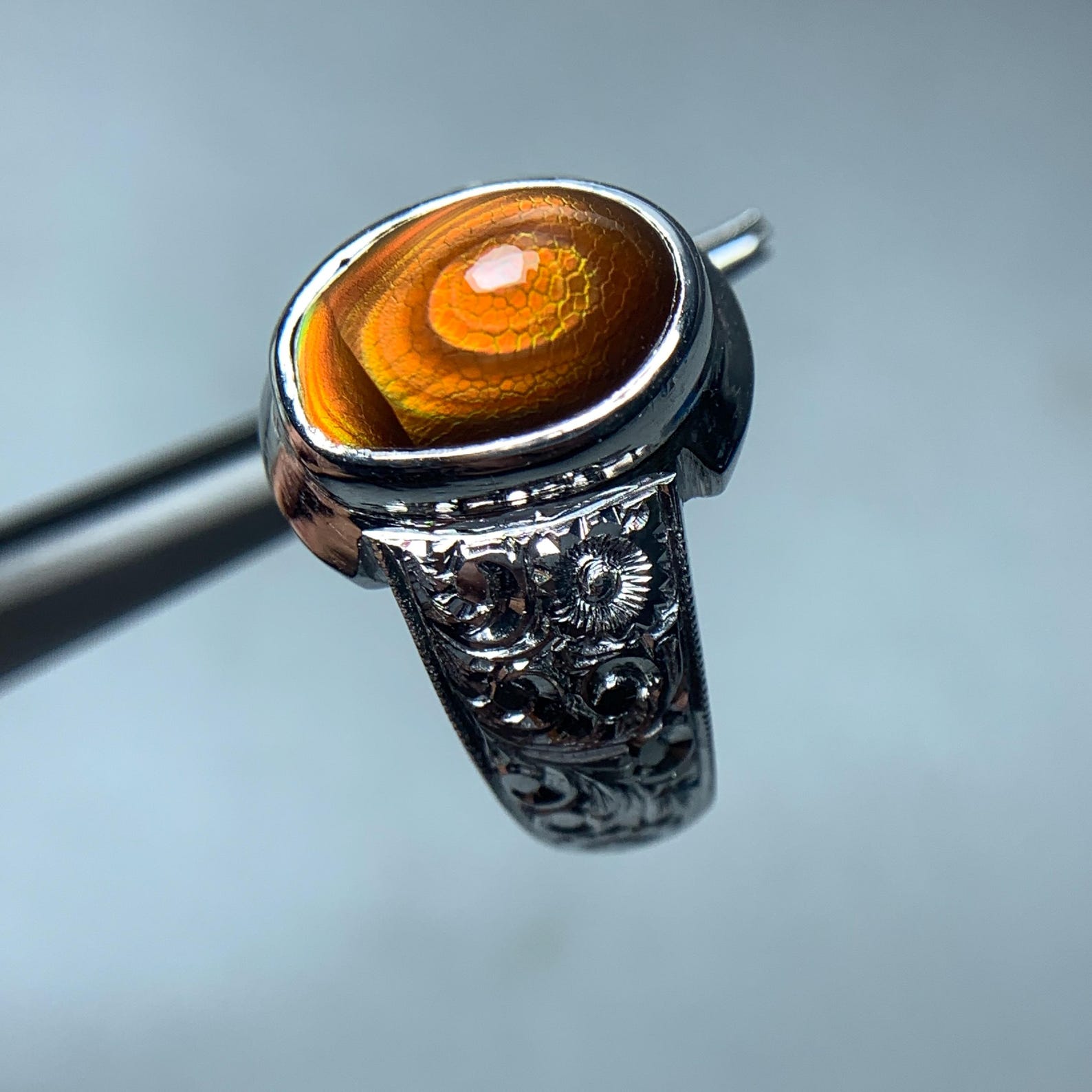 Anillo de ágata de fuego con ojo de buey y patrón agrietado, grabado en ...