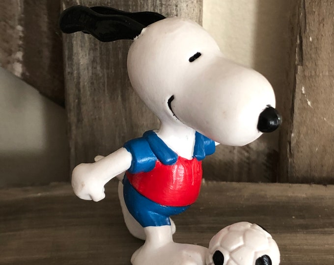 Vintage Peanuts Snoopy Soccer Play Kicks Kicking Soccer Ball Red and ...