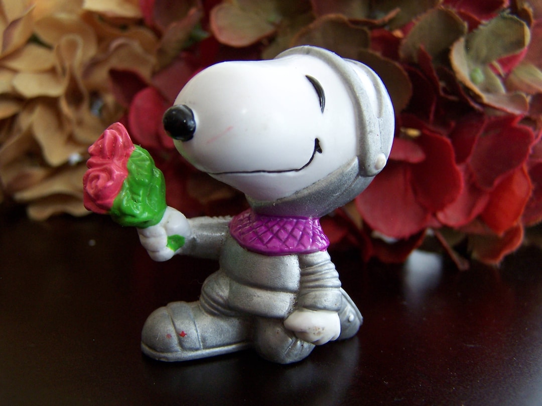 Vintage Snoopy Knight Suit of Armor Peanuts Snoopy Valentine's Day ...