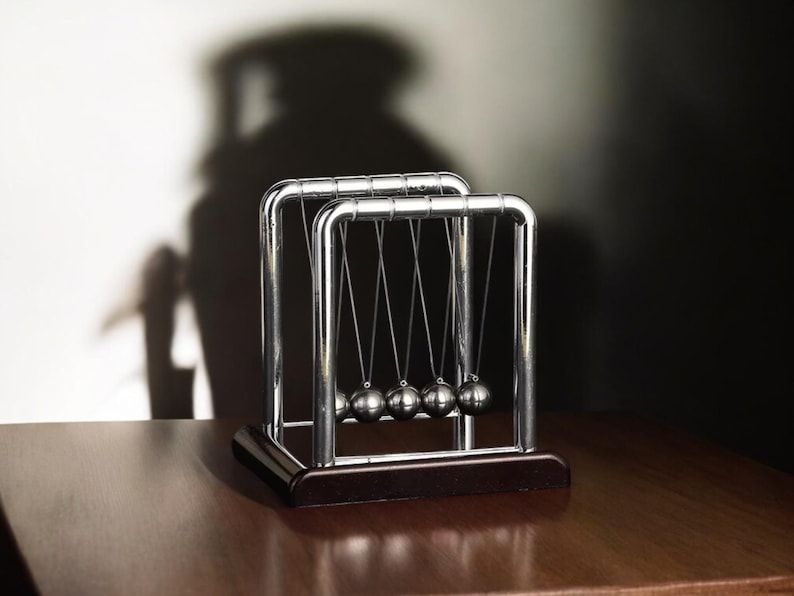 Newton's Cradle Desk Decoration – Metal Pendulum Balls, Steel Balance Sculpture, Modern Office ...