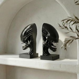 Alien Xenomorph Bookend: Sci-fi Horror Decor - Etsy