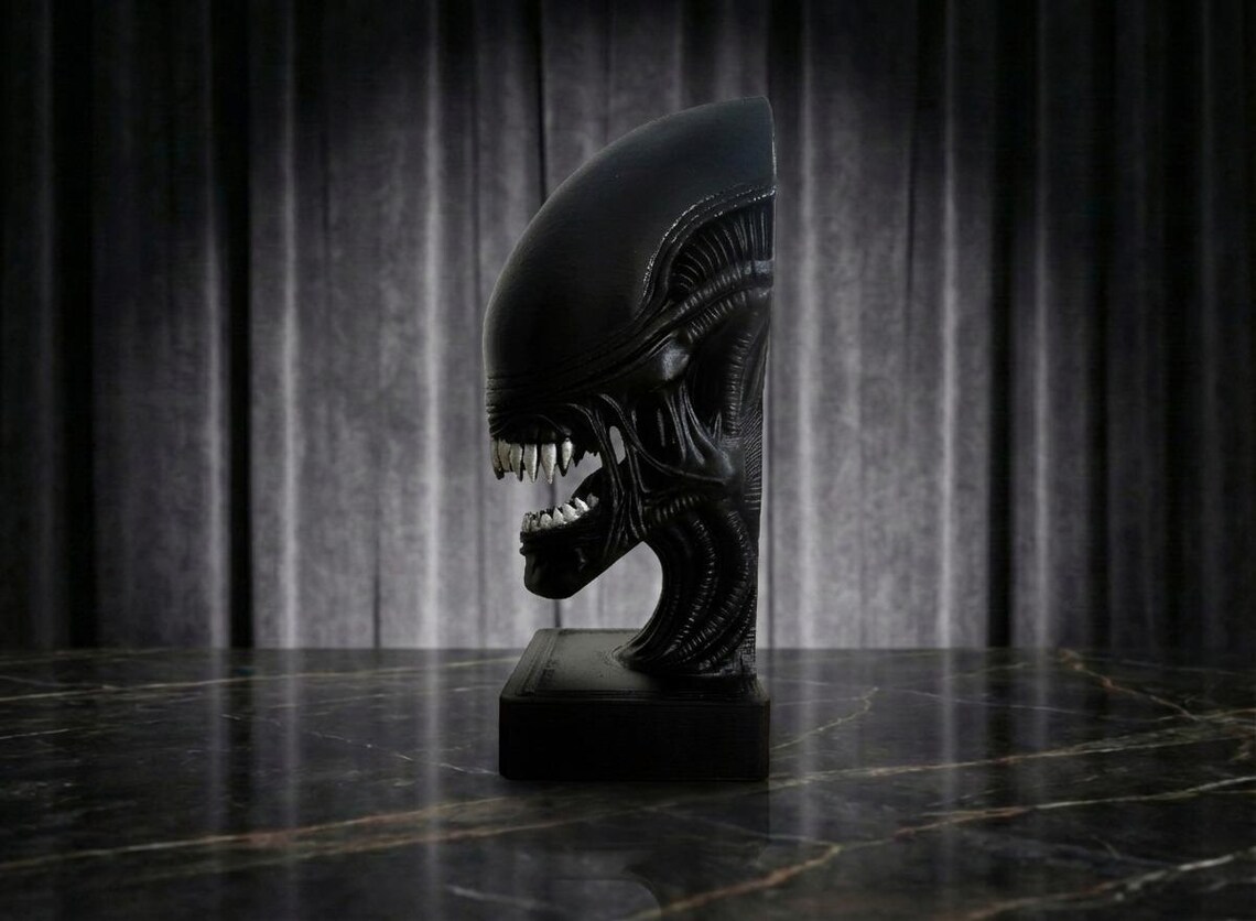 Alien Xenomorph Bookend: Sci-fi Horror Decor - Etsy