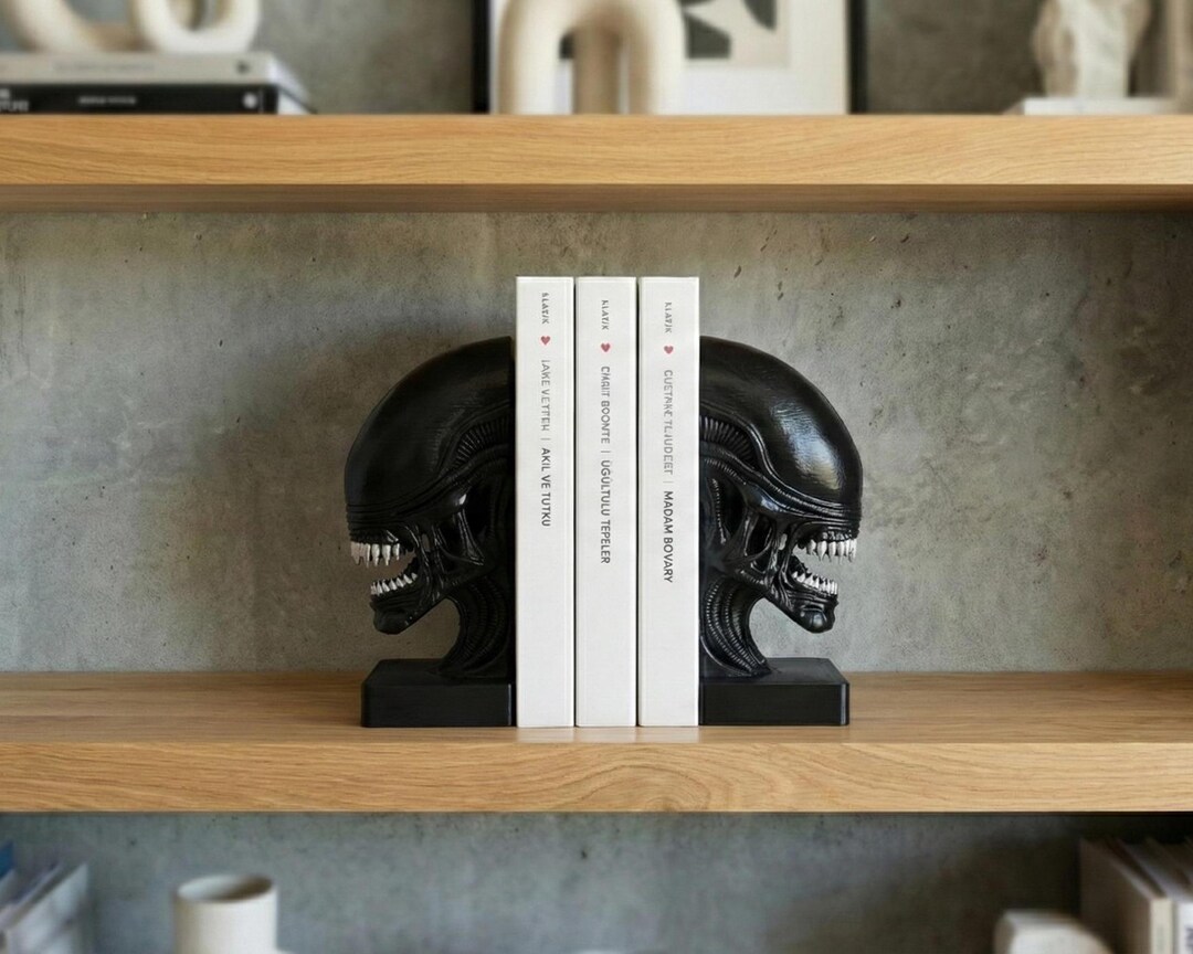 Alien Xenomorph Bookend: Sci-fi Horror Decor - Etsy