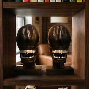 Alien Xenomorph Bookend: Sci-fi Horror Decor - Etsy