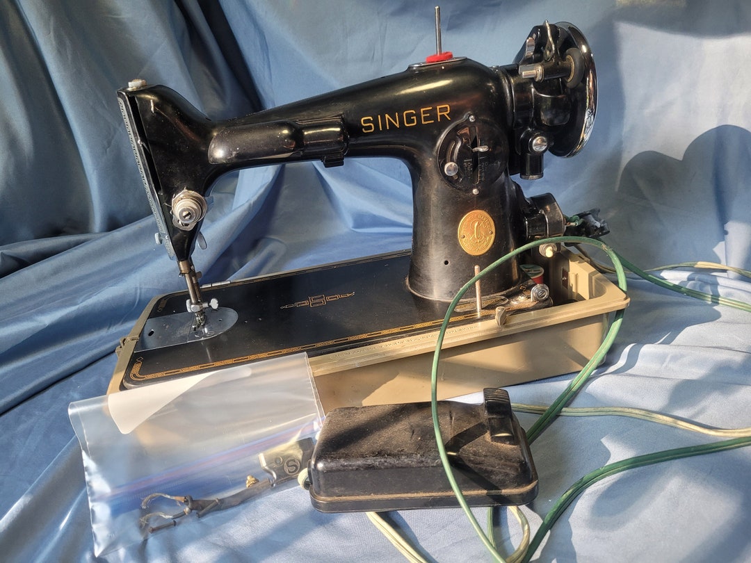 Vintage Singer 1937 Model AE685206 Sewing Machine With Accessories ...