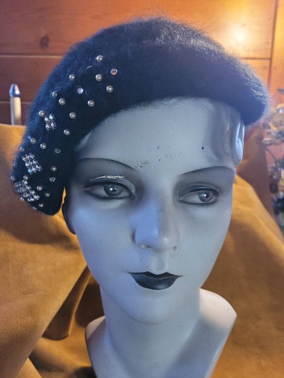 FABULOUS VINTAGE 1940's Black Felt Hat by Miller & Rh… - Gem