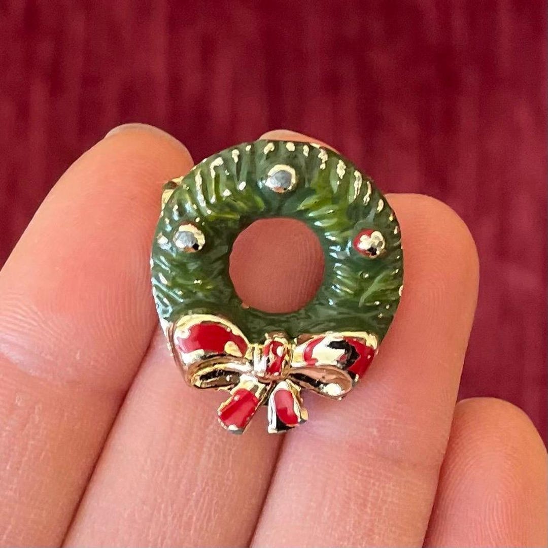 Vintage Christmas Wreath Pin - Relief Pin - Goldtone With Enamel Paint ...