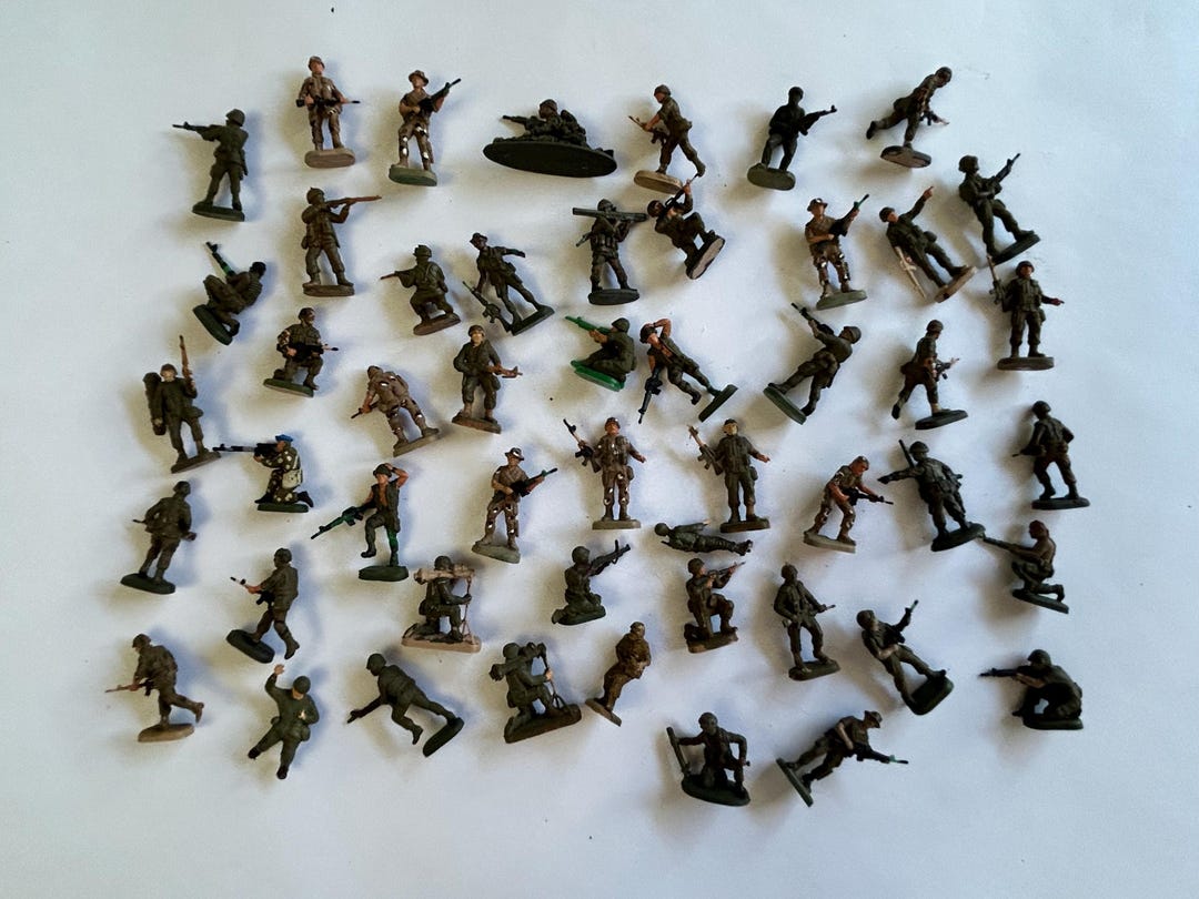 50 Vintage Hand Painted Miniature Plastic Soldiers Approx 7/8 to 1 Inch ...