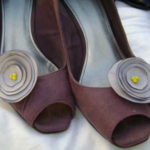 Grey Days Flower With Yellow Centers Shoe Clips - Etsy