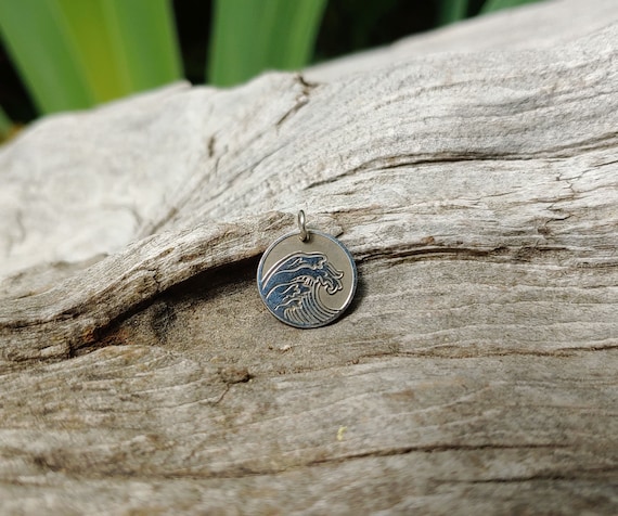 Beautiful Vintage Ocean Wave Pendant - Gem