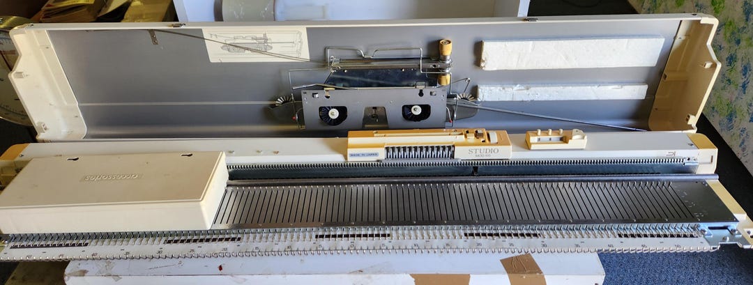 SK155 Bulky Chunky Punch Card Knitting Machine Studio by Silver Reed ...