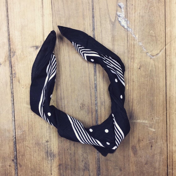 Small spotted Dutch dead stock bandana. Black and wh… - Gem