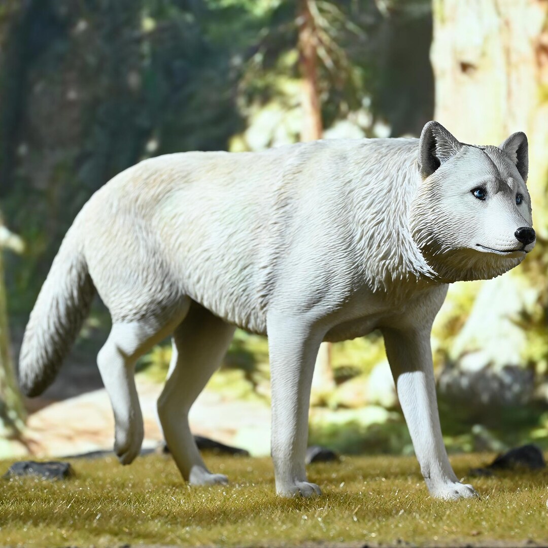 JXK Studio Handcrafted Resin Eurasian Wolf Figurine – Realistic ...