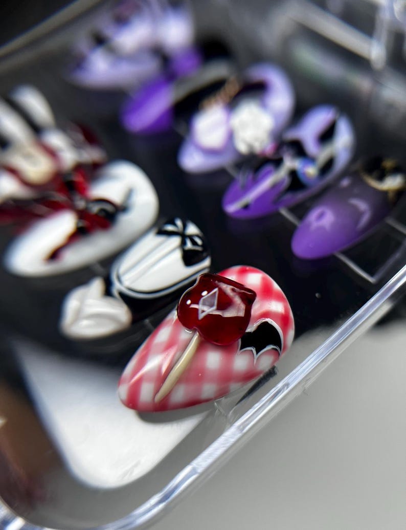 Black Sapphire Cookie and Candy Apple Cookie Run Kingdom Inspired ...