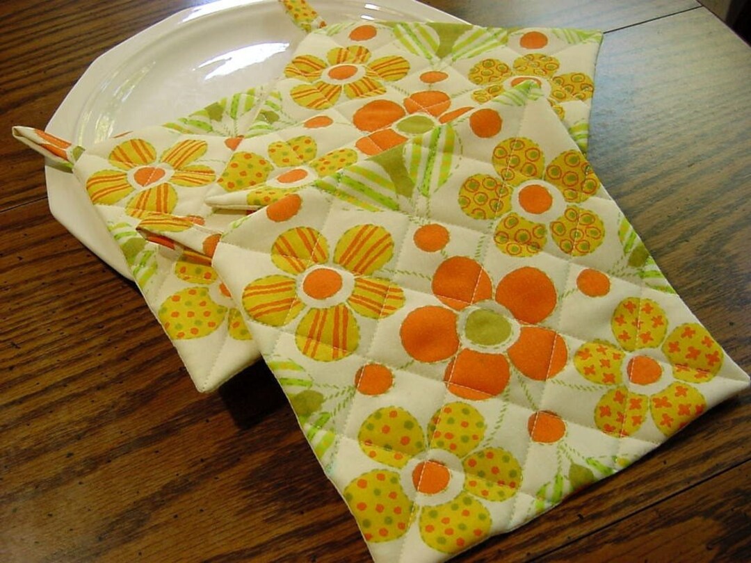 Mod Orange Daisy Quilted Potholder Pair Reversible Hot Pot Pad Holder ...