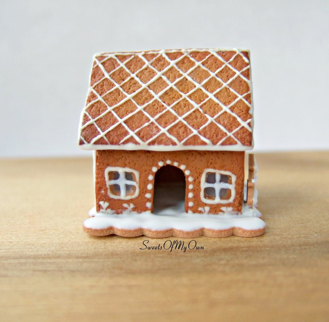 Maison en pain d'épice miniature - glaçage blanc décoratif - Plats de ...