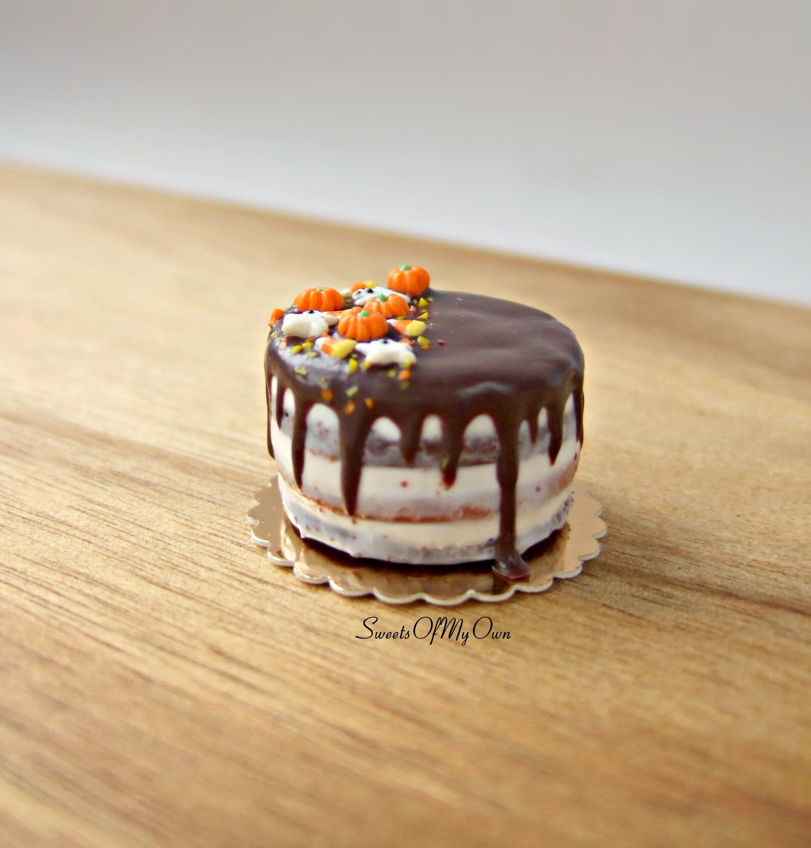 Miniature Spooky Halloween Drip Cake - Dolls House Bakery Food, 1:12 ...