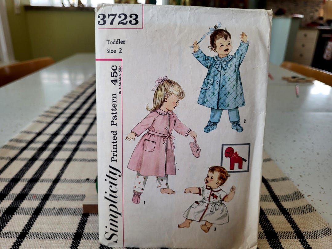 Vintage 1960s SIMPLICITY 3723 Sewing Pattern - Toddlers' Robe & Booties ...