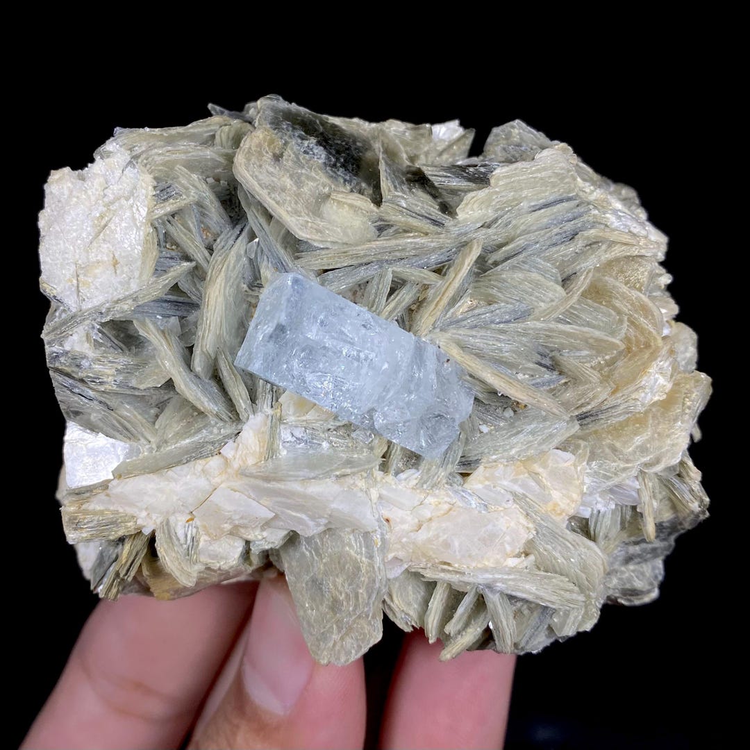 184 Grams Natural Terminated Aquamarine With Muscovite and Albite ...