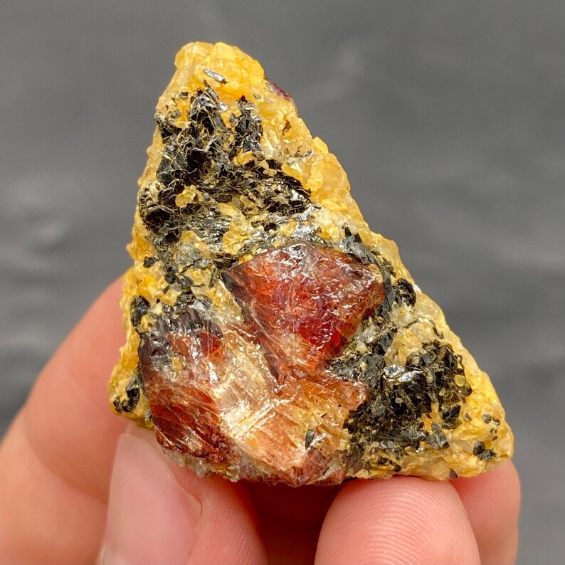 Circón en matriz, muestra mineral de Pakistán (22 gramos, 37 x 32 x 19 ...