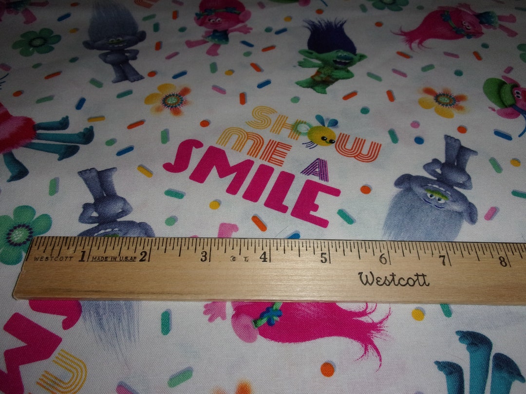 Trolls Poppy Show Me a Smile Toss White Background Fabric One Yard and ...