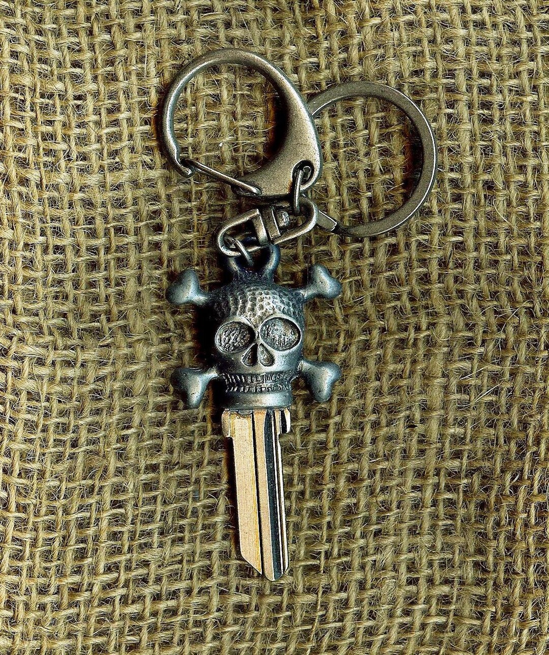 Skull and Crossbone Key Ring...and You Can Cut the Skull Key to Your ...