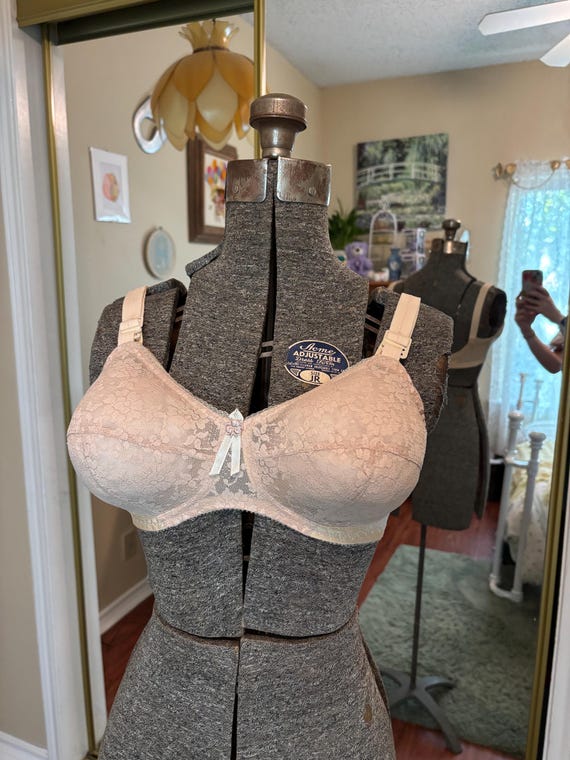 Vintage Bullet Bra | 32DD | 37.5 Inch Bust | Jeunique… - Gem