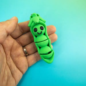 Pea Pod Fidget Keychain: Flexible Articulated Sensory Toy, Green ...