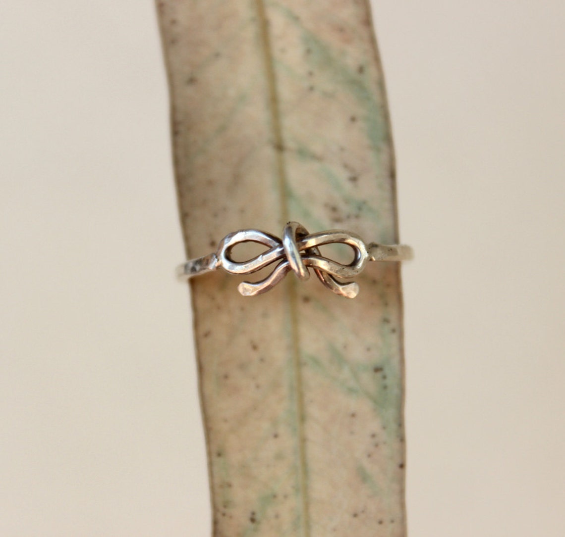 Small Bow Reminder Ring - Etsy