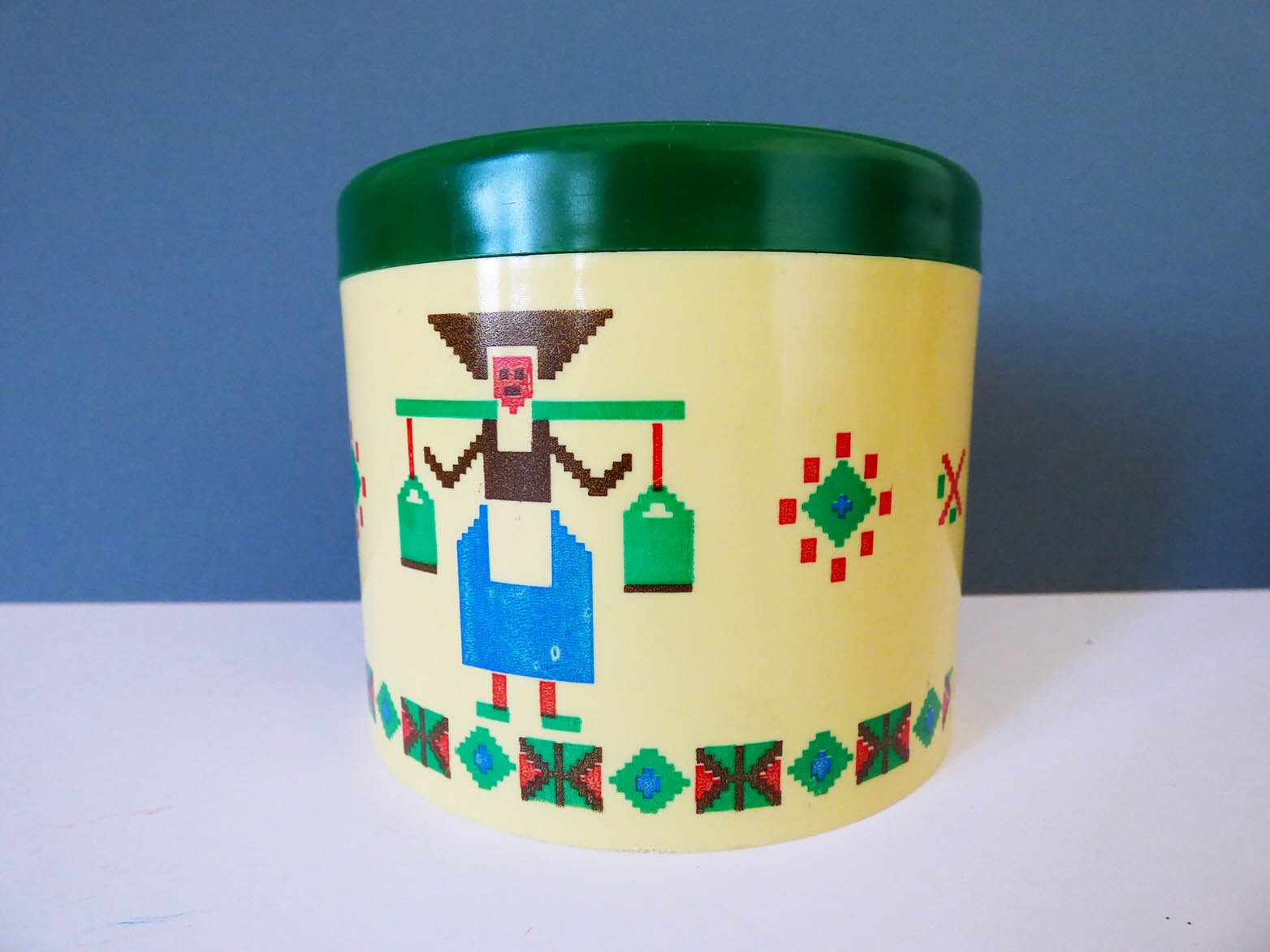 Vintage Cute 1970's plastic pot