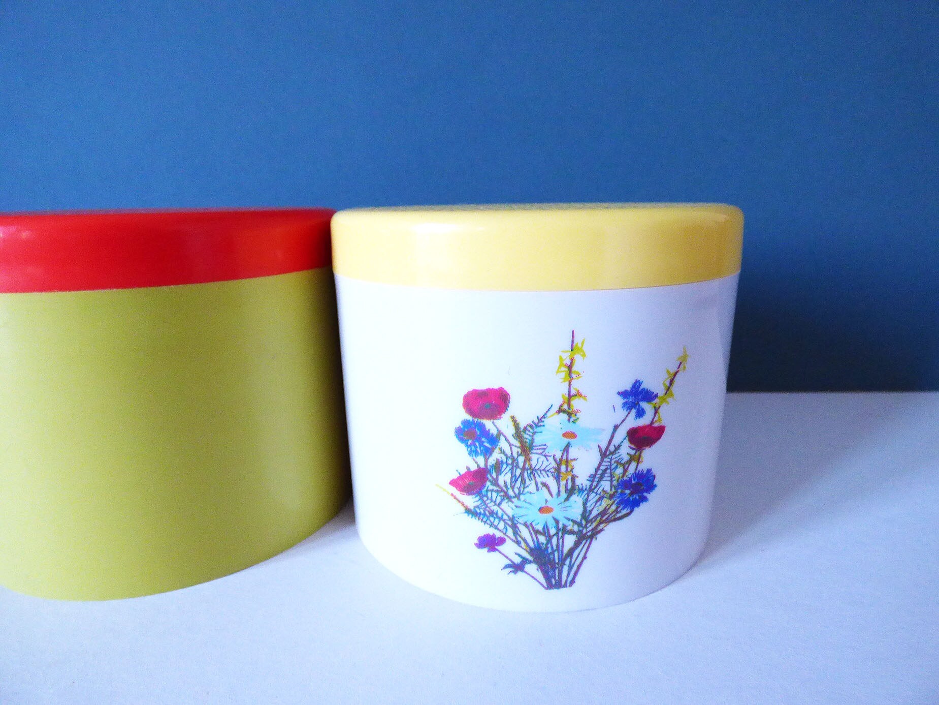 3 Vintage plastic pots