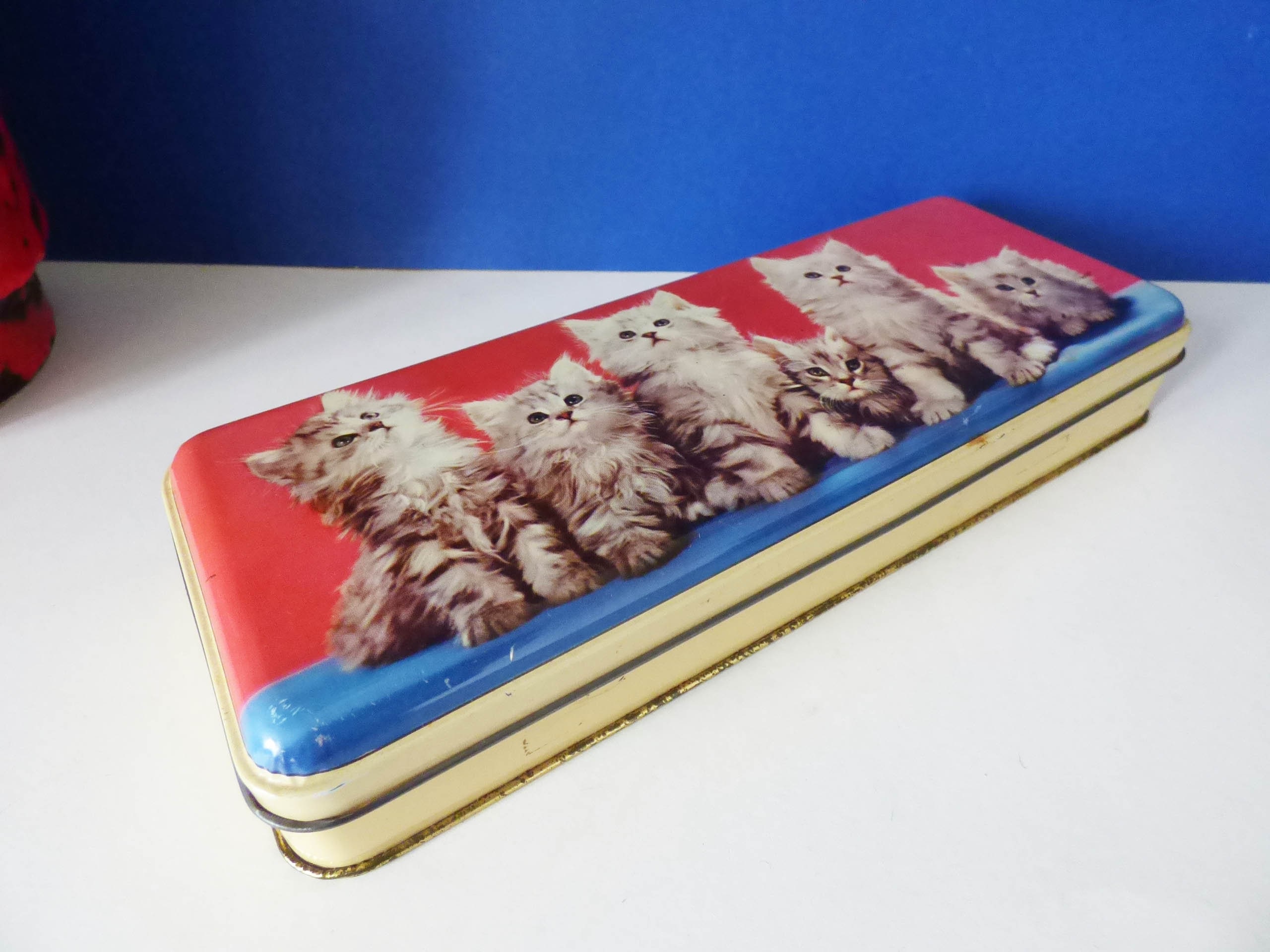 Vintage tin featuring cute kittens