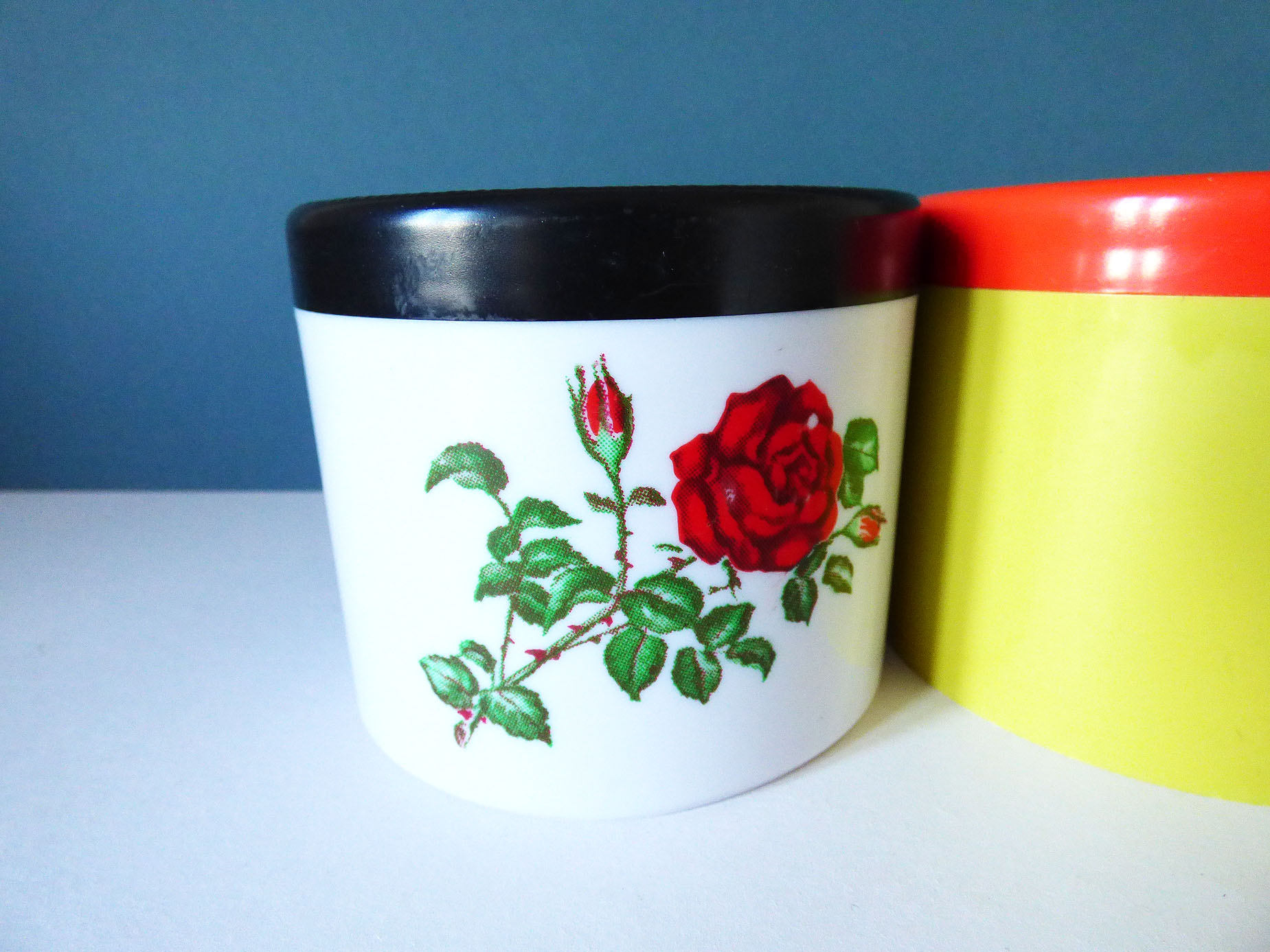 3 Vintage plastic pots
