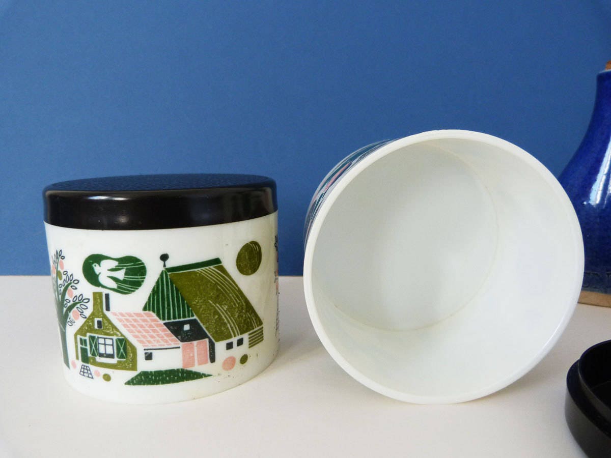 2 vintage plastic pots