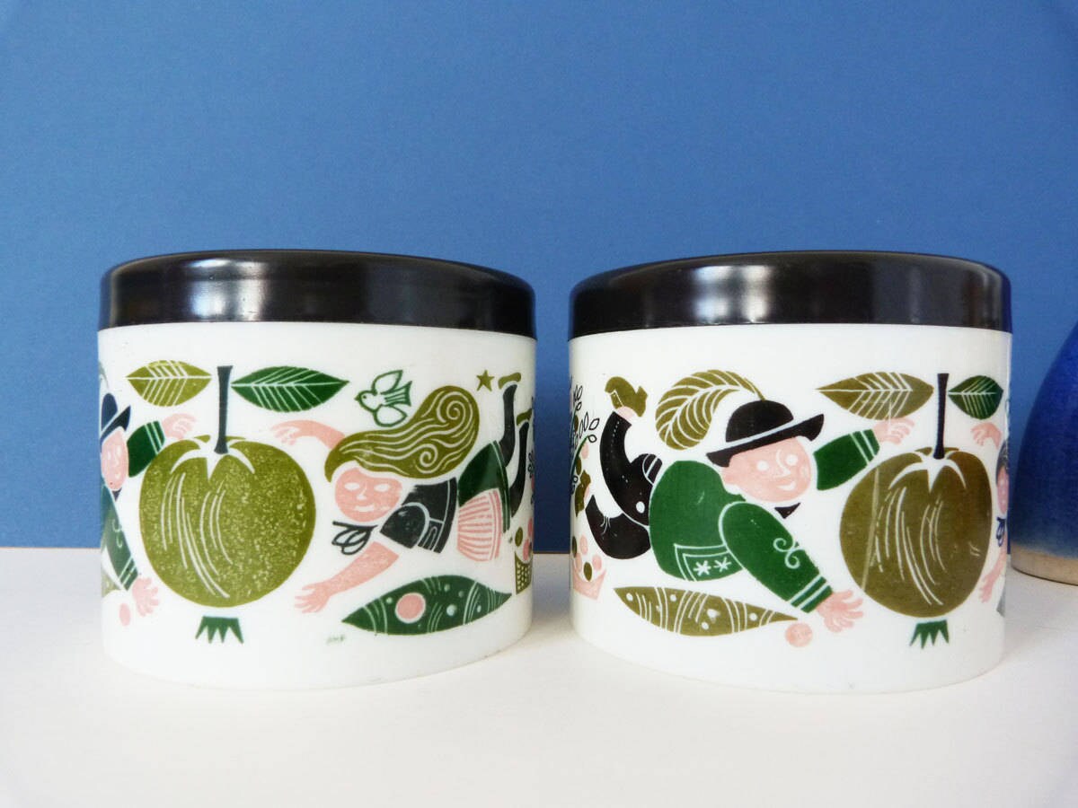 2 vintage plastic pots