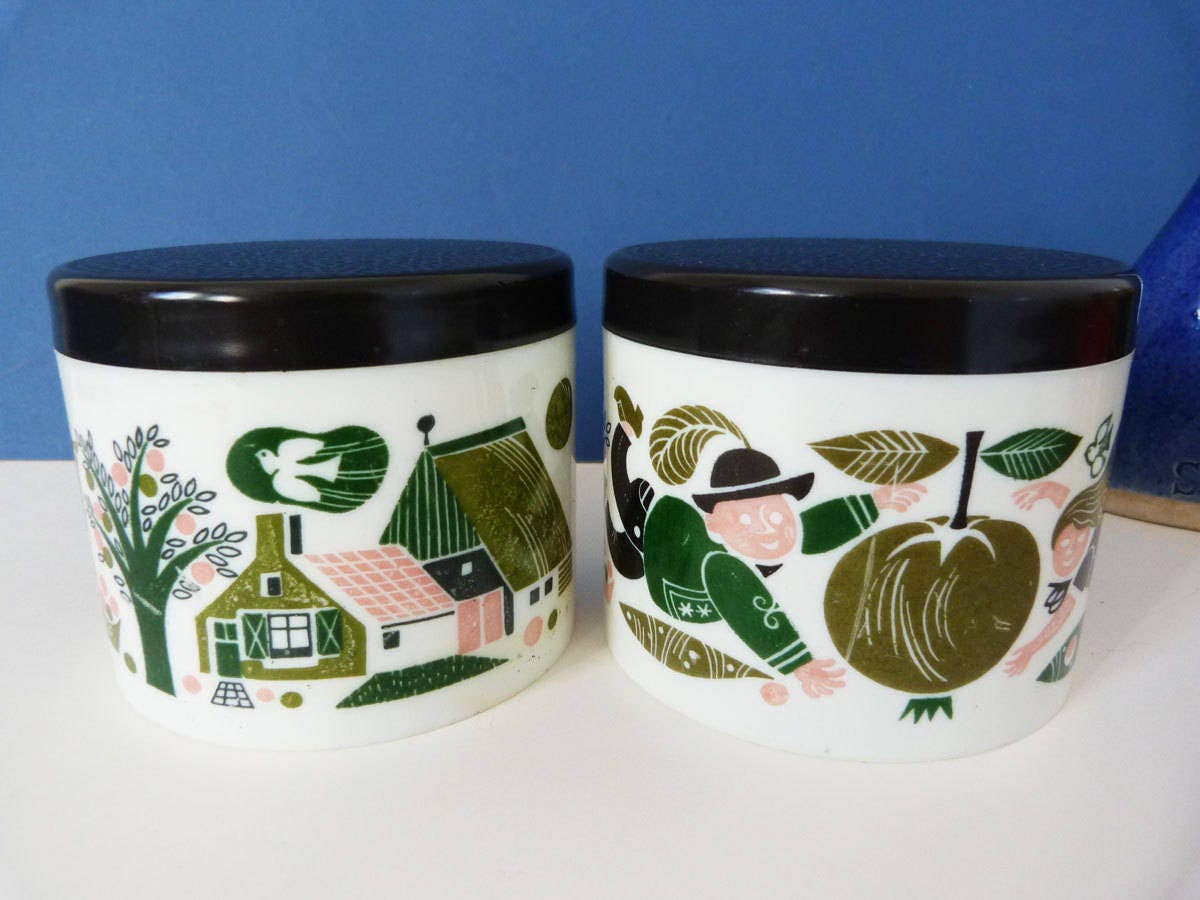 2 vintage plastic pots