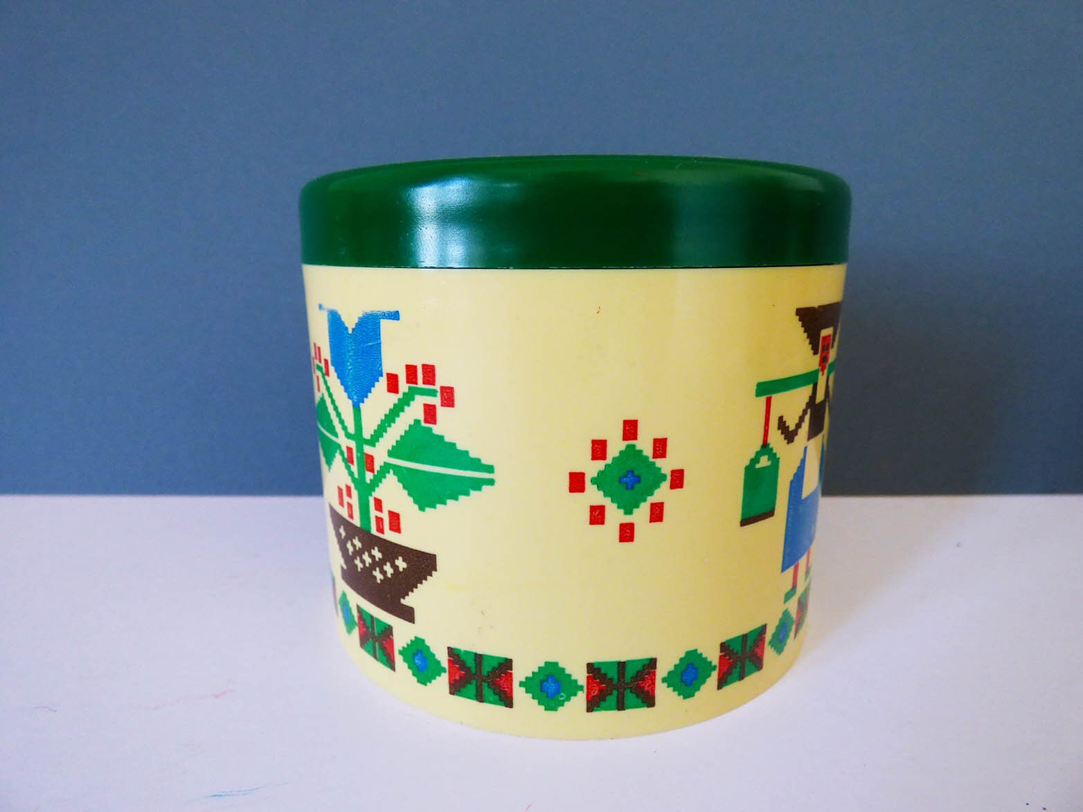 Vintage Cute 1970's plastic pot