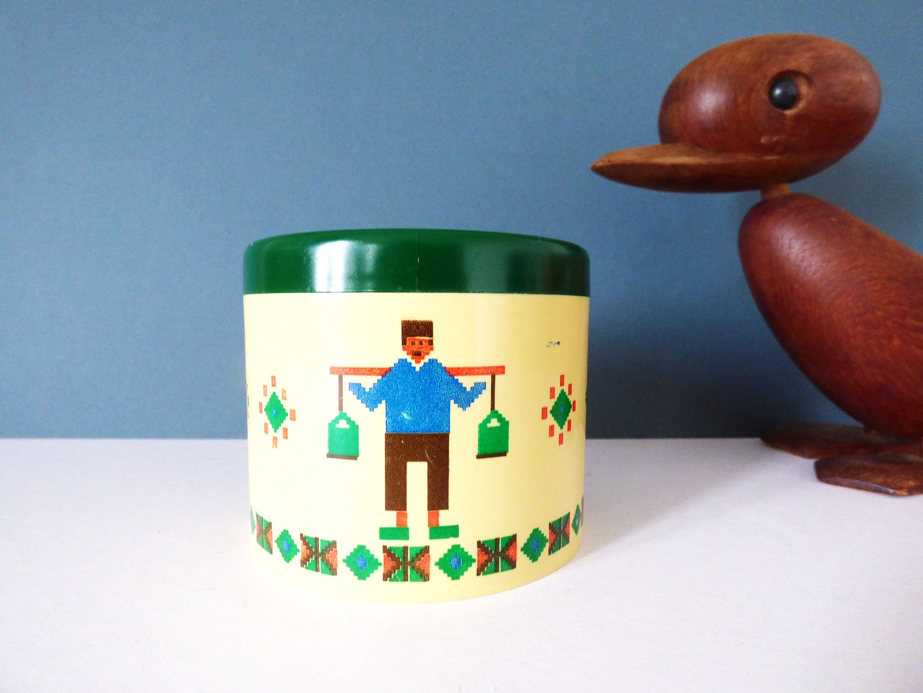 Vintage Cute 1970's plastic pot