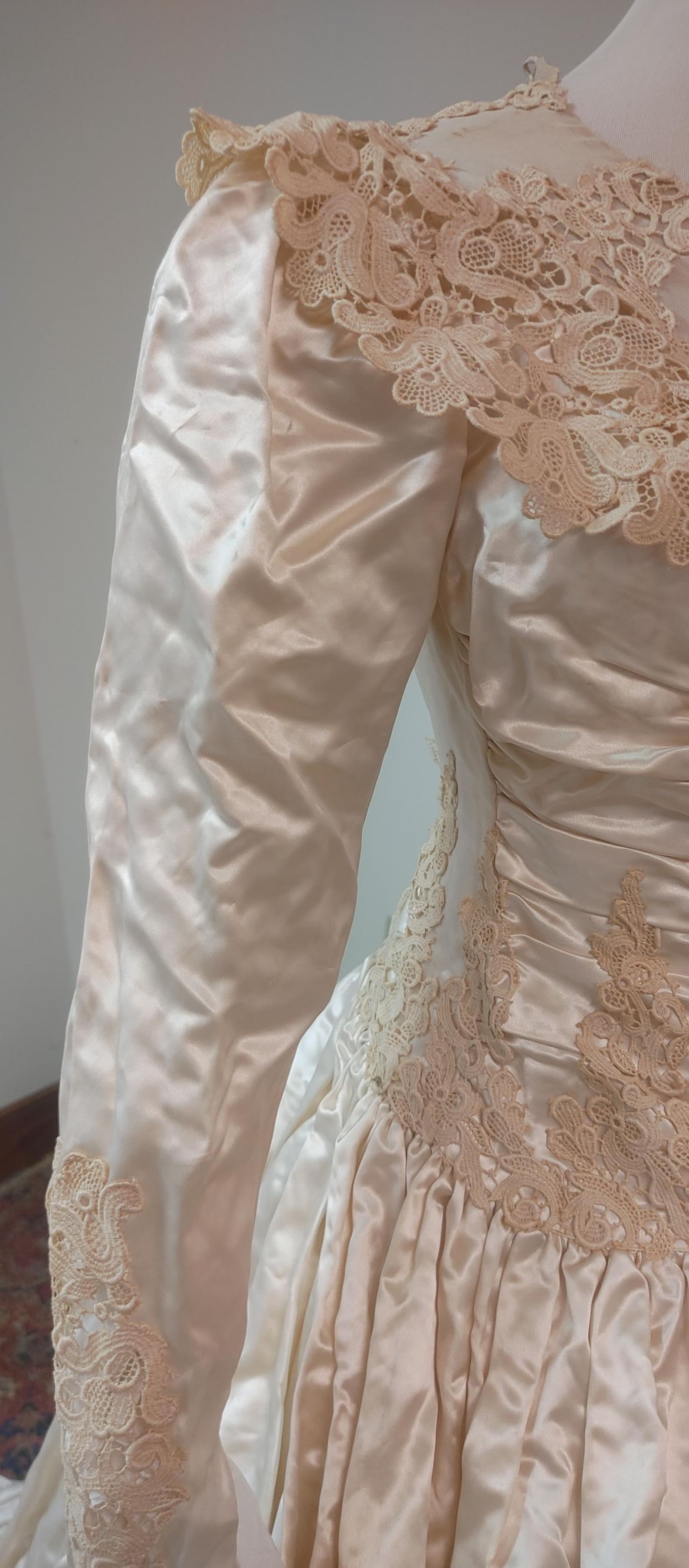 1940 Eggshell Ivory Slipper Satin Bridal Gown With Royal Train Size 4 ...