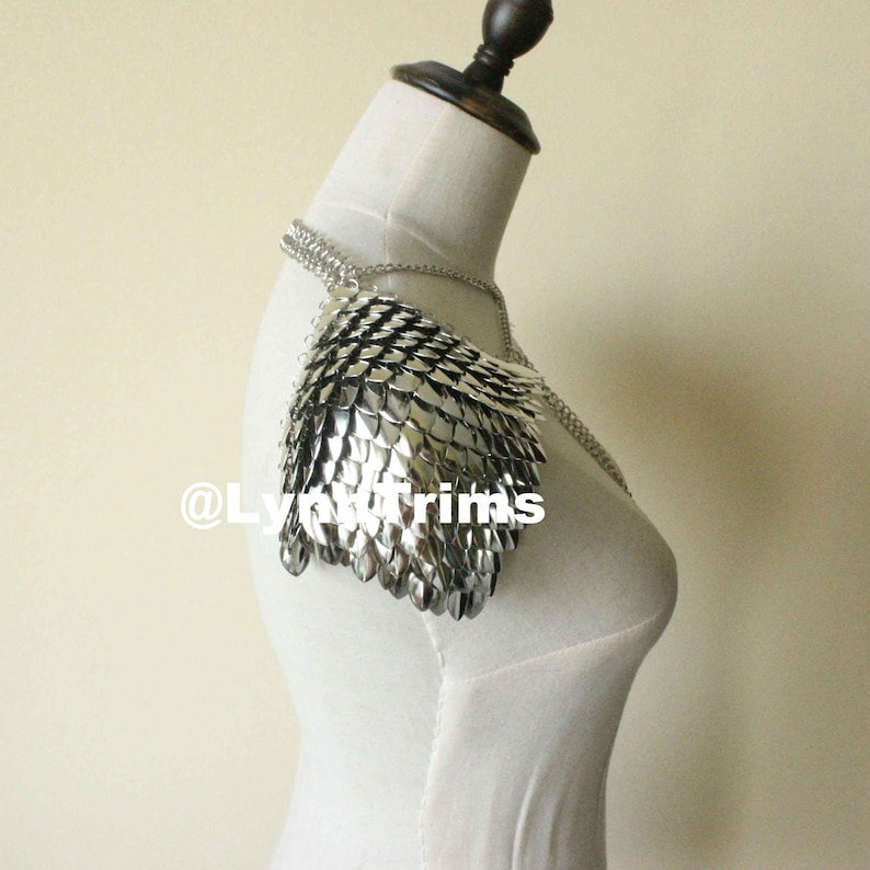 Armor Epaulets in Dragon Scales Knitted Scalemail Harness Shoulder ...
