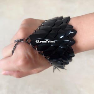 Armor Epaulets in Dragon Scales Knitted Scalemail Harness Shoulder ...