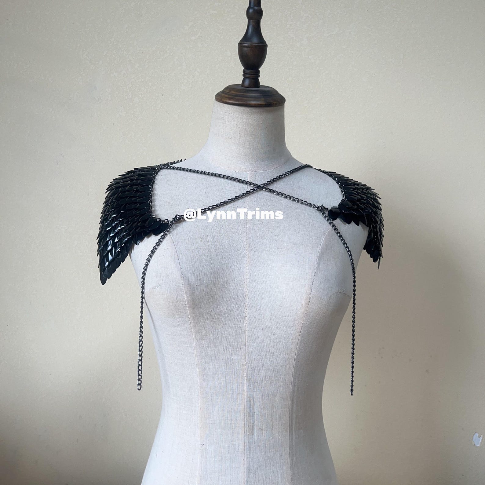 Armor Epaulets in Dragon Scales Knitted Scalemail Harness Shoulder ...