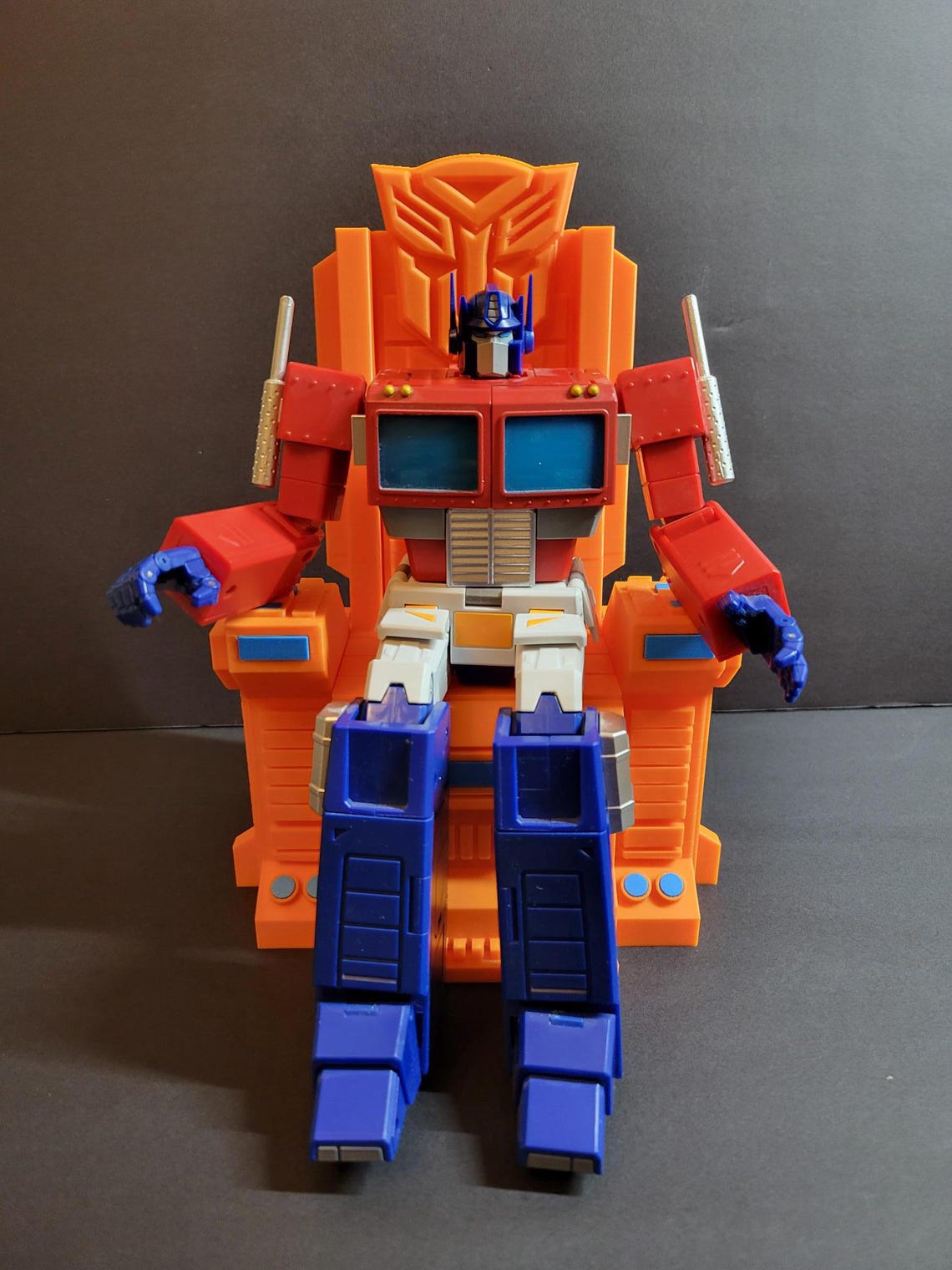 Masterpiece-scale Autobot Commander Chair for Optimus Prime | 3D ...