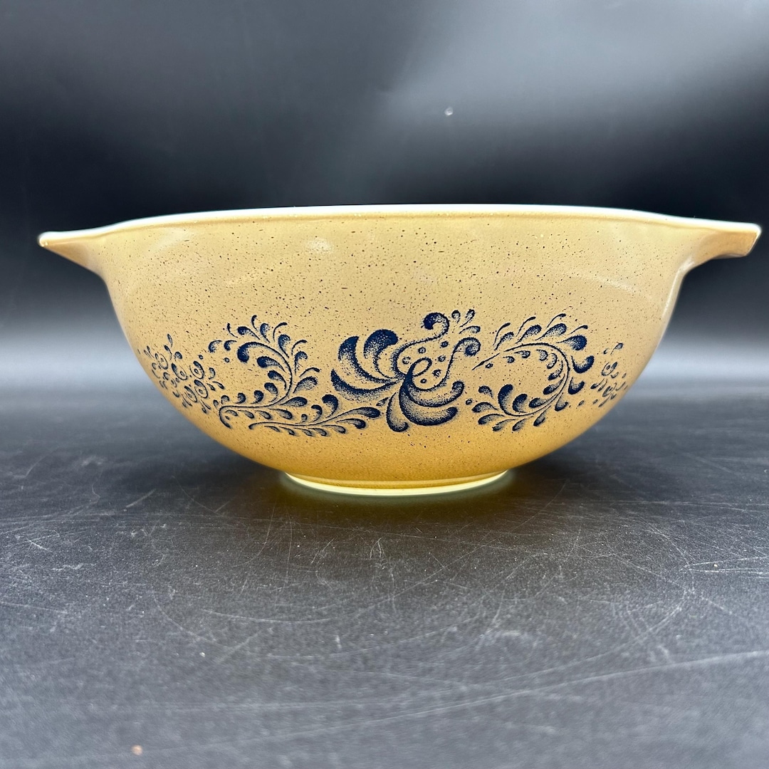 Vintage Pyrex 443 2.5L Mixing Bowl Old Town Blue on Speckled Wheat ...