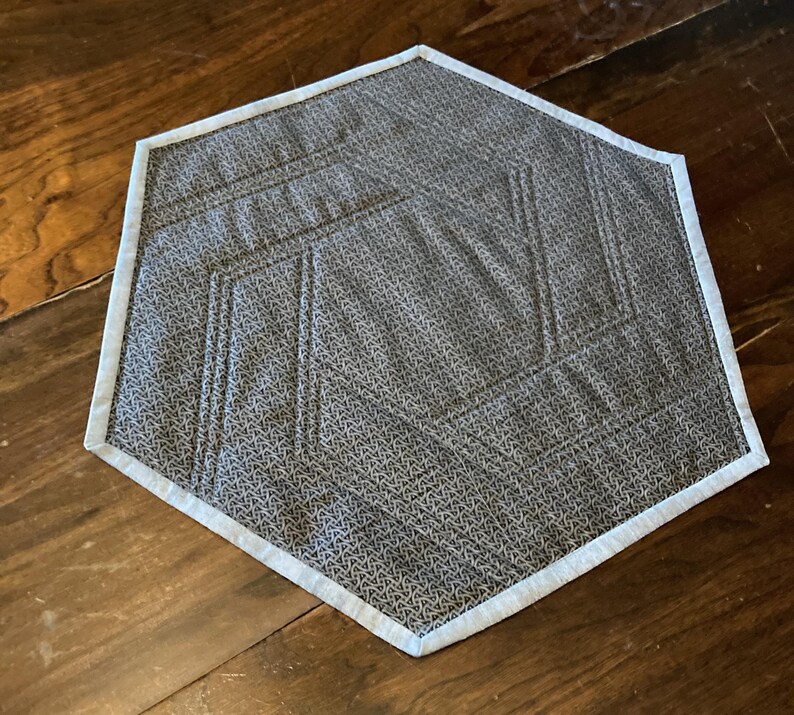 August Amish Barn Quilt Table Topper - Etsy