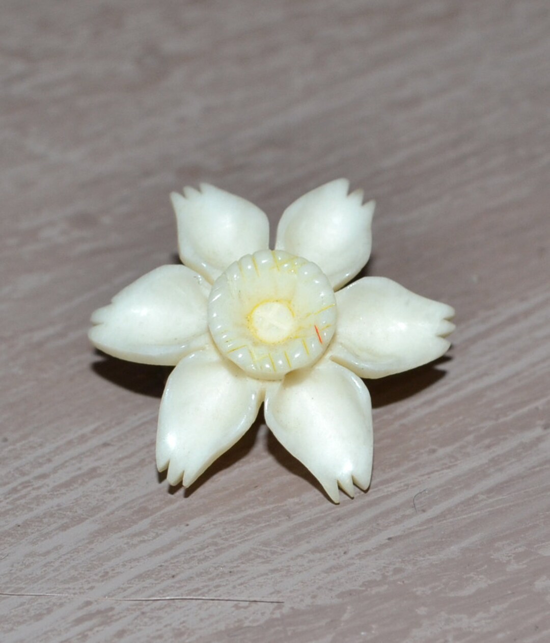 Vintage Carved Daffodil Brooch - Etsy