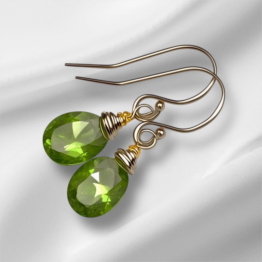 Grüne Peridot Ohrringe, kleine Anhänger, 14K Gold Fill Tropfen ...