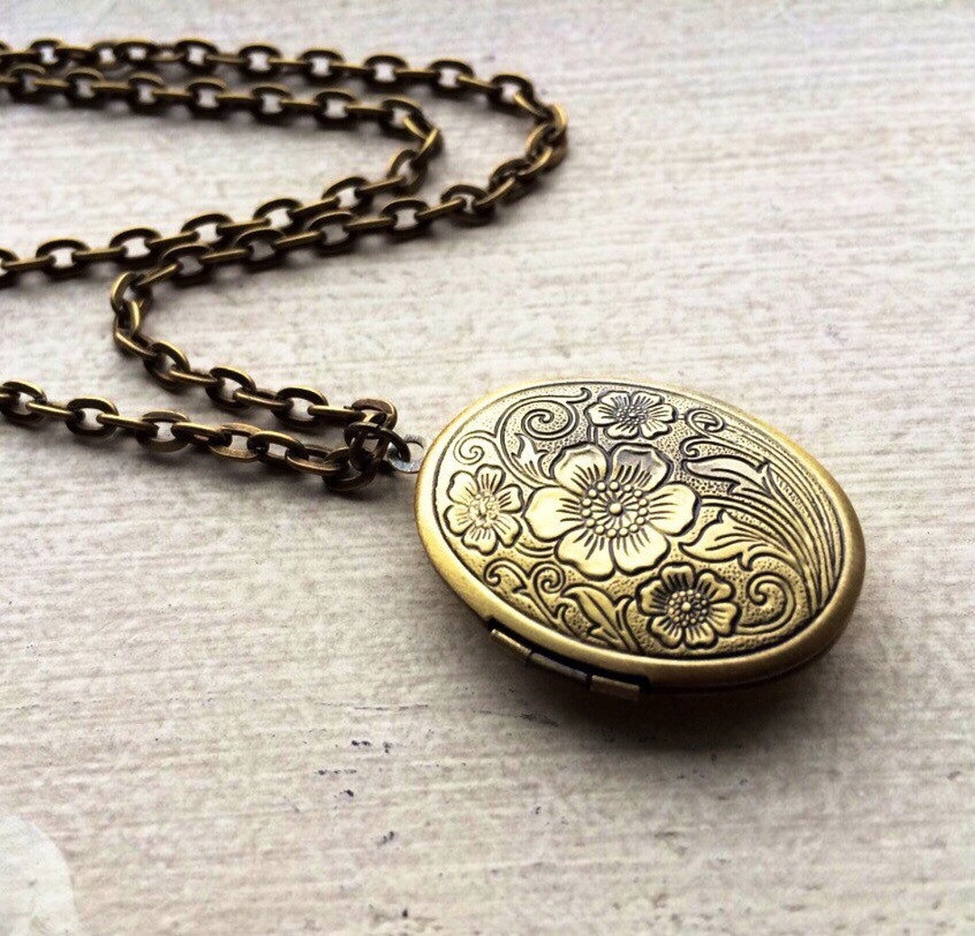 Unisex Vintage Locket Pendant Necklace, Oval Floral Treasure Photo ...